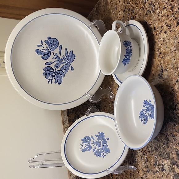 Pfaltzgraff | Dining | Vintage Pfaltzgraff Yorktown 5piece Dinnerware ...